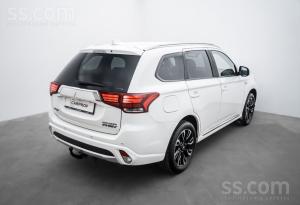 White Mitsubishi Outlander 2016 in Tallinn, with an engine capacity of 2.00 L and mileage of 186 thousand km for 11899 €, photo 5 on AUTOMOTO.COM.LV