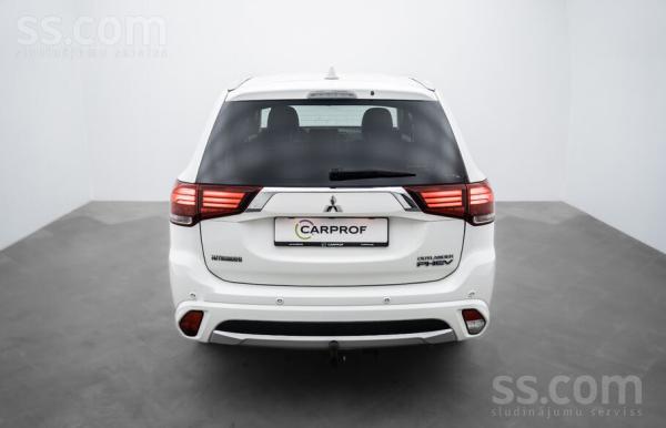 White Mitsubishi Outlander 2016 in Tallinn, with an engine capacity of 2.00 L and mileage of 186 thousand km for 11899 €, photo 5 on AUTOMOTO.COM.LV