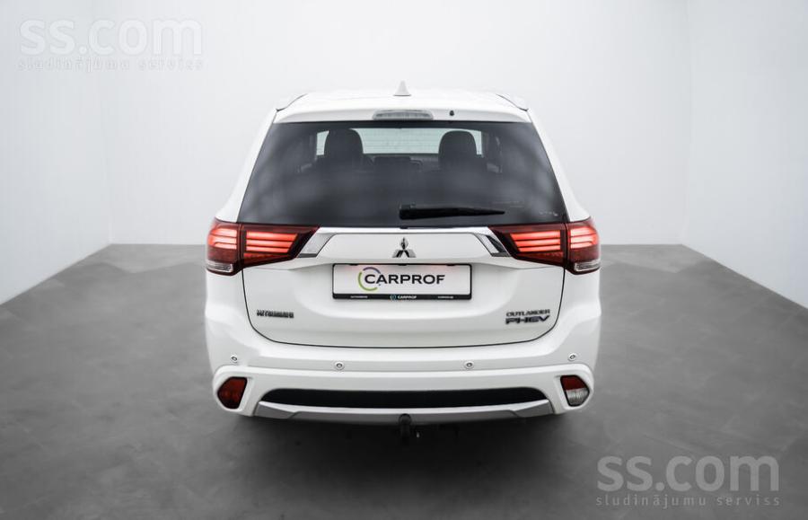 White Mitsubishi Outlander 2016 in Tallinn, with an engine capacity of 2.00 L and mileage of 186 thousand km for 11899 €, photo 6 on AUTOMOTO.COM.LV