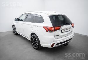 White Mitsubishi Outlander 2016 in Tallinn, with an engine capacity of 2.00 L and mileage of 186 thousand km for 11899 €, photo 7 on AUTOMOTO.COM.LV