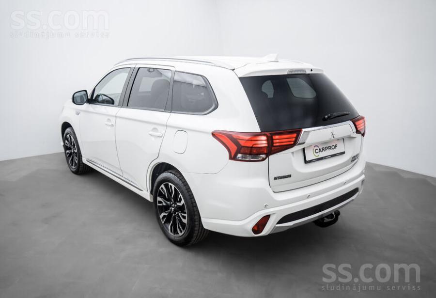 White Mitsubishi Outlander 2016 in Tallinn, with an engine capacity of 2.00 L and mileage of 186 thousand km for 11899 €, photo 7 on AUTOMOTO.COM.LV