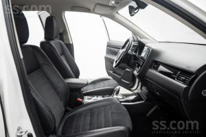 White Mitsubishi Outlander 2016 in Tallinn, with an engine capacity of 2.00 L and mileage of 186 thousand km for 11899 €, photo 11 on AUTOMOTO.COM.LV