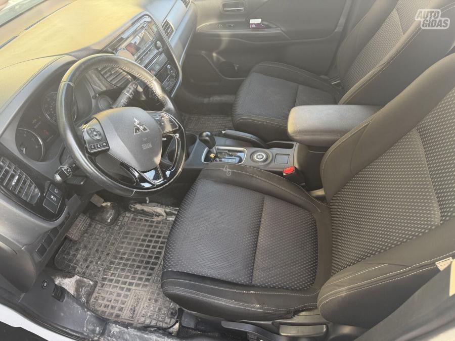White Mitsubishi Outlander 2016 in Kaunas, with an engine capacity of 2.40 L and mileage of 2570 thousand km for 6000 €, photo 6 on AUTOMOTO.COM.LV