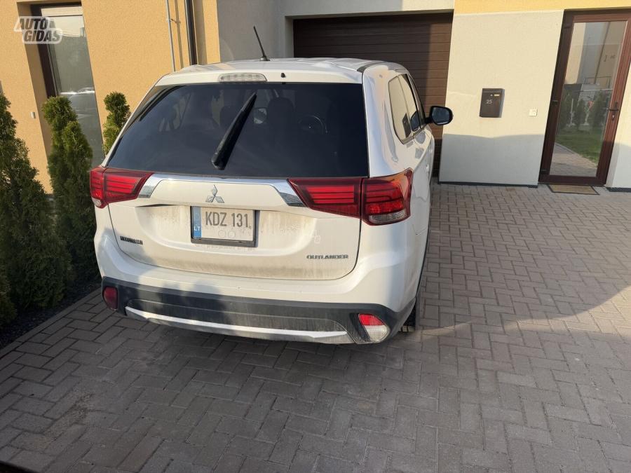 White Mitsubishi Outlander 2016 in Kaunas, with an engine capacity of 2.40 L and mileage of 2570 thousand km for 6000 €, photo 7 on AUTOMOTO.COM.LV