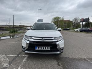 White Mitsubishi Outlander 2016 in Vilnius, with an engine capacity of 2.30 L and mileage of 141 thousand km for 19900 €, photo 4 on AUTOMOTO.COM.LV