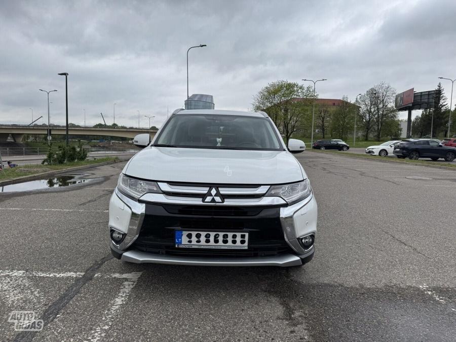 White Mitsubishi Outlander 2016 in Vilnius, with an engine capacity of 2.30 L and mileage of 141 thousand km for 19900 €, photo 4 on AUTOMOTO.COM.LV