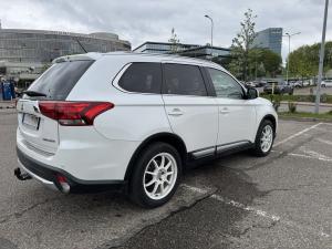 White Mitsubishi Outlander 2016 in Vilnius, with an engine capacity of 2.30 L and mileage of 141 thousand km for 19900 €, photo 5 on AUTOMOTO.COM.LV