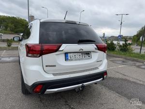 White Mitsubishi Outlander 2016 in Vilnius, with an engine capacity of 2.30 L and mileage of 141 thousand km for 19900 €, photo 6 on AUTOMOTO.COM.LV