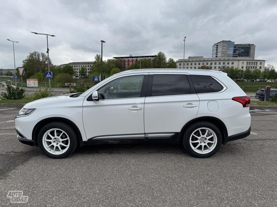 White Mitsubishi Outlander 2016 in Vilnius, with an engine capacity of 2.30 L and mileage of 141 thousand km for 19900 €, photo 8 on AUTOMOTO.COM.LV