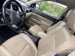 White Mitsubishi Outlander 2016 in Vilnius, with an engine capacity of 2.30 L and mileage of 141 thousand km for 19900 €, photo 15 on AUTOMOTO.COM.LV