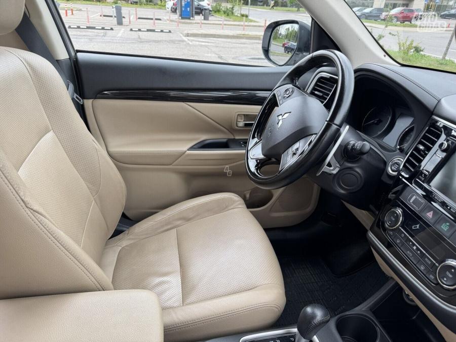 White Mitsubishi Outlander 2016 in Vilnius, with an engine capacity of 2.30 L and mileage of 141 thousand km for 19900 €, photo 16 on AUTOMOTO.COM.LV