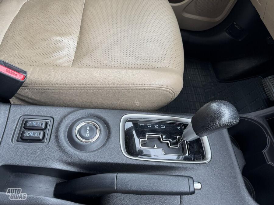 White Mitsubishi Outlander 2016 in Vilnius, with an engine capacity of 2.30 L and mileage of 141 thousand km for 19900 €, photo 24 on AUTOMOTO.COM.LV