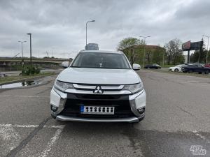 White Mitsubishi Outlander 2016 in Vilnius, with an engine capacity of 2.30 L and mileage of 141 thousand km for 19900 €, photo 4 on AUTOMOTO.COM.LV
