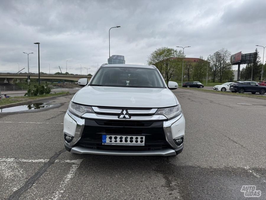 White Mitsubishi Outlander 2016 in Vilnius, with an engine capacity of 2.30 L and mileage of 141 thousand km for 19900 €, photo 4 on AUTOMOTO.COM.LV