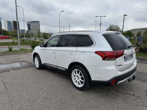White Mitsubishi Outlander 2016 in Vilnius, with an engine capacity of 2.30 L and mileage of 141 thousand km for 19900 €, photo 7 on AUTOMOTO.COM.LV