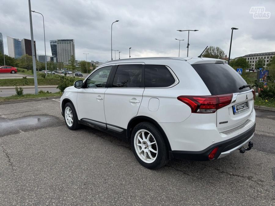 White Mitsubishi Outlander 2016 in Vilnius, with an engine capacity of 2.30 L and mileage of 141 thousand km for 19900 €, photo 7 on AUTOMOTO.COM.LV