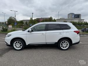 White Mitsubishi Outlander 2016 in Vilnius, with an engine capacity of 2.30 L and mileage of 141 thousand km for 19900 €, photo 8 on AUTOMOTO.COM.LV