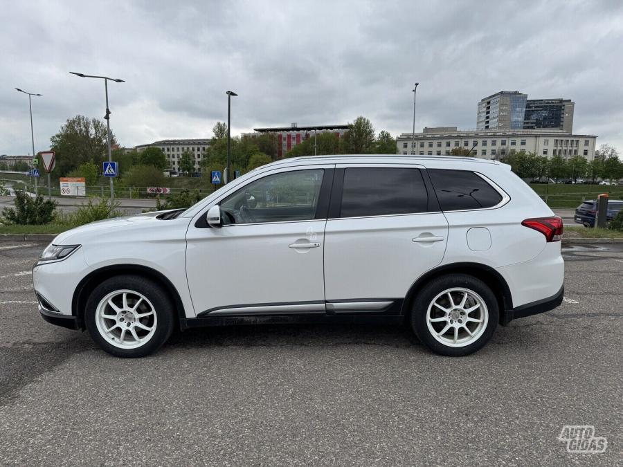White Mitsubishi Outlander 2016 in Vilnius, with an engine capacity of 2.30 L and mileage of 141 thousand km for 19900 €, photo 8 on AUTOMOTO.COM.LV