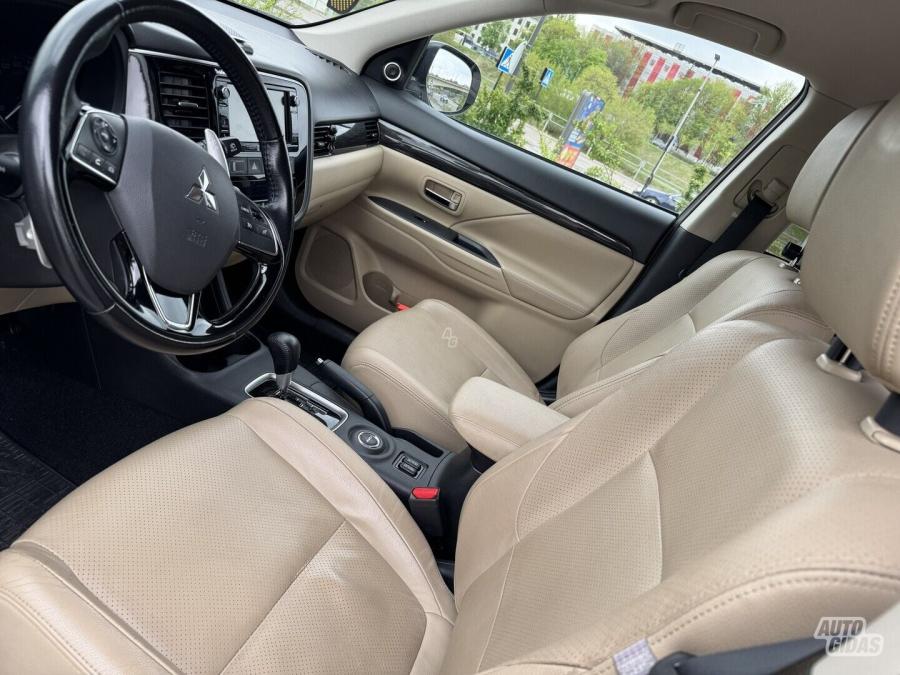 White Mitsubishi Outlander 2016 in Vilnius, with an engine capacity of 2.30 L and mileage of 141 thousand km for 19900 €, photo 15 on AUTOMOTO.COM.LV