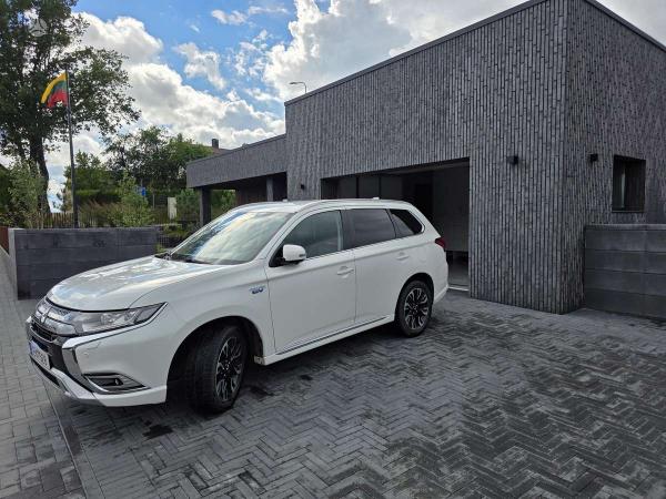 White Mitsubishi Outlander 2016 in Taurage, with an engine capacity of 2.00 L and mileage of 115 thousand km for 14200 €, photo 2 on AUTOMOTO.COM.LV