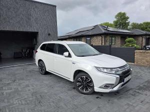 White Mitsubishi Outlander 2016 in Taurage, with an engine capacity of 2.00 L and mileage of 115 thousand km for 14200 €, photo 3 on AUTOMOTO.COM.LV