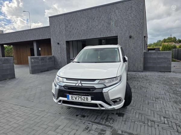 White Mitsubishi Outlander 2016 in Taurage, with an engine capacity of 2.00 L and mileage of 115 thousand km for 14200 €, photo 4 on AUTOMOTO.COM.LV