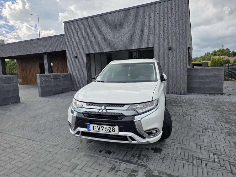 White Mitsubishi Outlander 2016 in Taurage, with an engine capacity of 2.00 L and mileage of 115 thousand km for 14200 €, photo 4 on AUTOMOTO.COM.LV