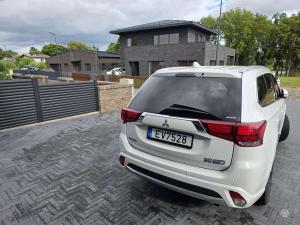 White Mitsubishi Outlander 2016 in Taurage, with an engine capacity of 2.00 L and mileage of 115 thousand km for 14200 €, photo 5 on AUTOMOTO.COM.LV