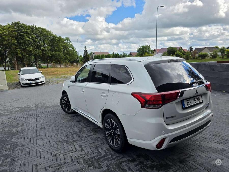 White Mitsubishi Outlander 2016 in Taurage, with an engine capacity of 2.00 L and mileage of 115 thousand km for 14200 €, photo 6 on AUTOMOTO.COM.LV