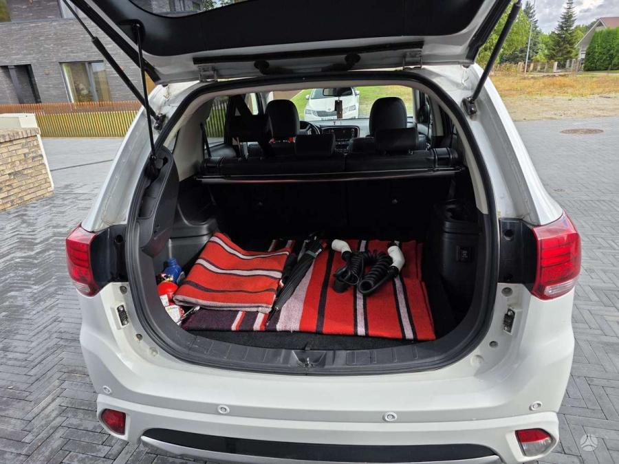 White Mitsubishi Outlander 2016 in Taurage, with an engine capacity of 2.00 L and mileage of 115 thousand km for 14200 €, photo 7 on AUTOMOTO.COM.LV