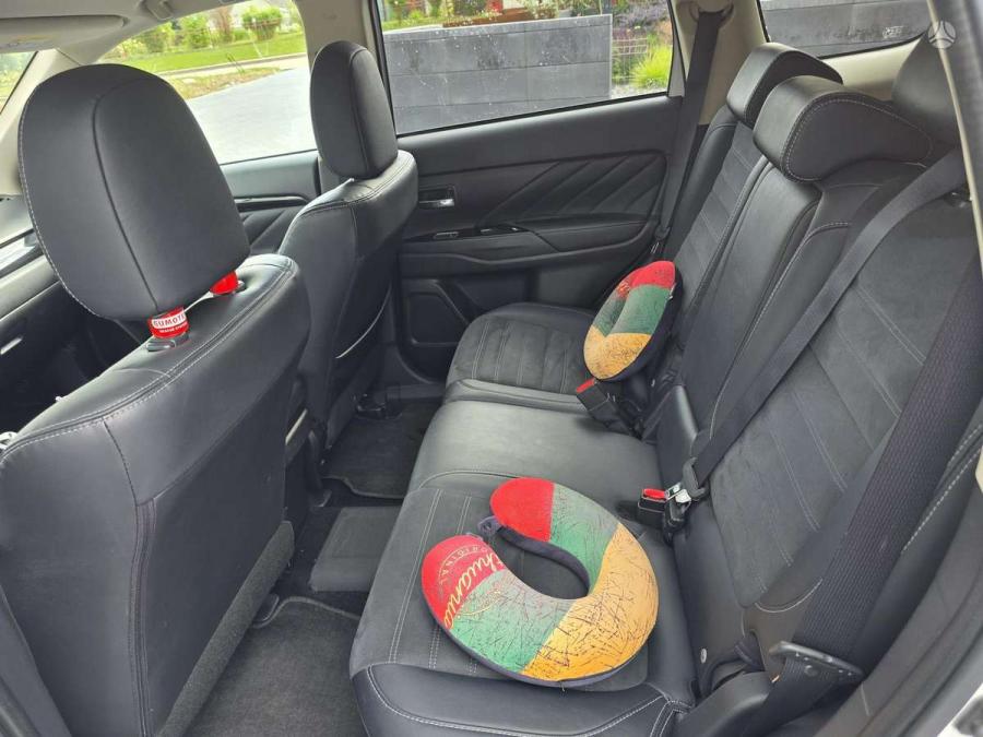 White Mitsubishi Outlander 2016 in Taurage, with an engine capacity of 2.00 L and mileage of 115 thousand km for 14200 €, photo 8 on AUTOMOTO.COM.LV