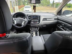 White Mitsubishi Outlander 2016 in Taurage, with an engine capacity of 2.00 L and mileage of 115 thousand km for 14200 €, photo 12 on AUTOMOTO.COM.LV
