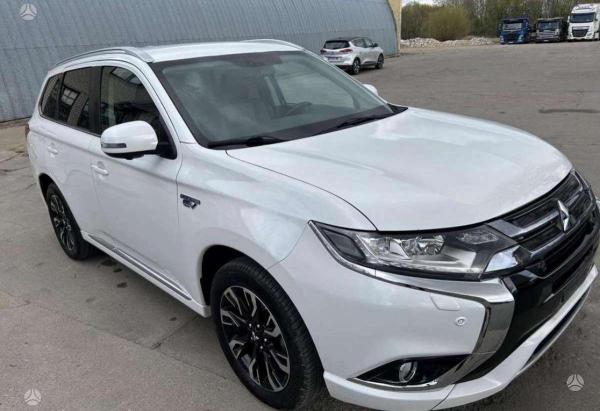 White Mitsubishi Outlander 2016 in Taurage, with an engine capacity of 1.97 L and mileage of 270 thousand km for 7999 €, photo 2 on AUTOMOTO.COM.LV