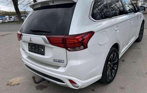 White Mitsubishi Outlander 2016 in Taurage, with an engine capacity of 1.97 L and mileage of 270 thousand km for 7999 €, photo 3 on AUTOMOTO.COM.LV
