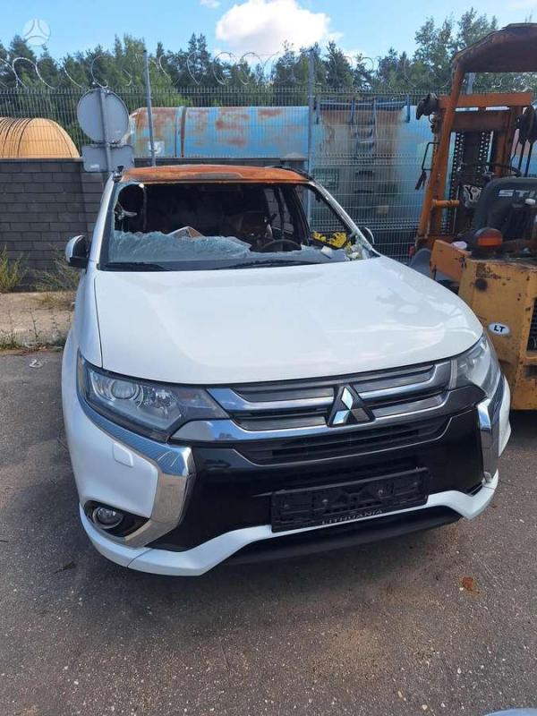 White Mitsubishi Outlander 2016 in Vilnius, with an engine capacity of 0.00 L and mileage of 200 thousand km for 2650 €, photo 1 on AUTOMOTO.COM.LV