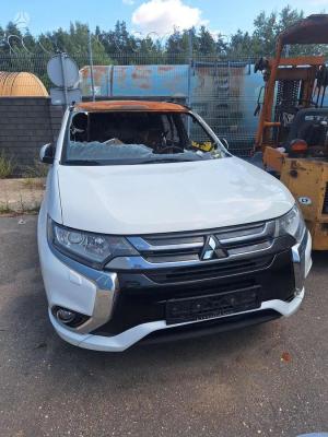 White Mitsubishi Outlander 2016 in Vilnius, with an engine capacity of 0.00 L and mileage of 200 thousand km for 2650 €, photo  on AUTOMOTO.COM.LV