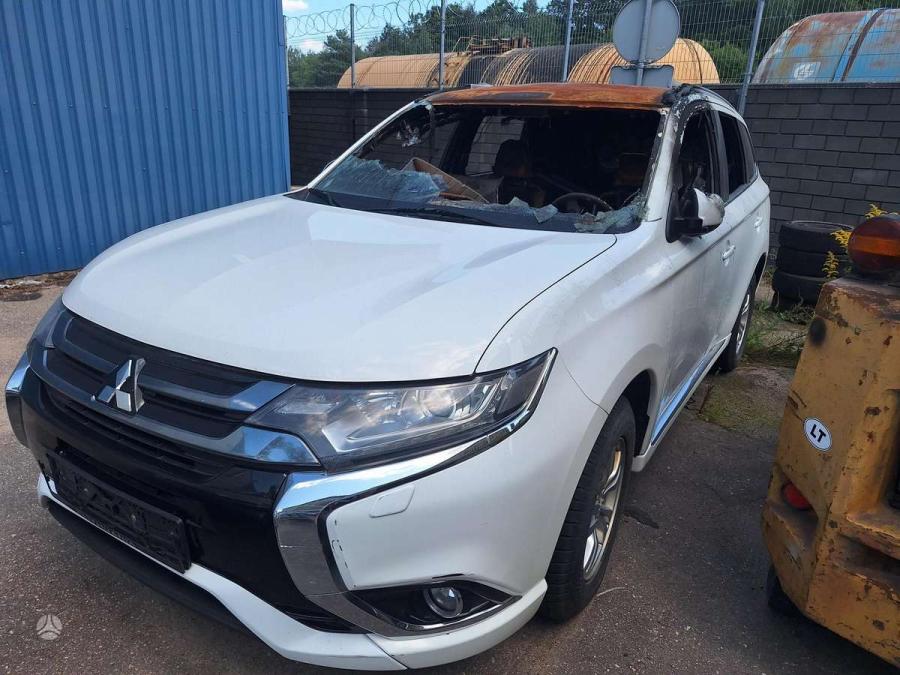 White Mitsubishi Outlander 2016 in Vilnius, with an engine capacity of 2.00 L and mileage of 200 thousand km for 2650 €, photo 6 on AUTOMOTO.COM.LV