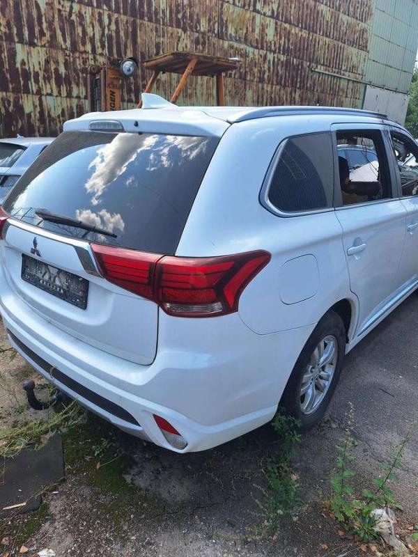 White Mitsubishi Outlander 2016 in Vilnius, with an engine capacity of 2.00 L and mileage of 200 thousand km for 2650 €, photo 6 on AUTOMOTO.COM.LV