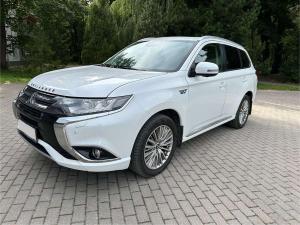 White Mitsubishi Outlander 2016 in Panevezys, with an engine capacity of 2.00 L and mileage of 218 thousand km for 9850 €, photo 1 on AUTOMOTO.COM.LV