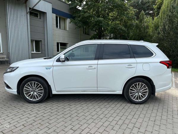Balts Mitsubishi Outlander 2016 Panevēža, ar dzinēja tilpumu 2.00 L un nobraukumu 218 tūkst. km par 9850 €, foto 3 vietnē AUTOMOTO.COM.LV