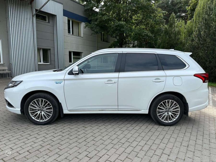 Balts Mitsubishi Outlander 2016 Panevēža, ar dzinēja tilpumu 2.00 L un nobraukumu 218 tūkst. km par 9850 €, foto 3 vietnē AUTOMOTO.COM.LV