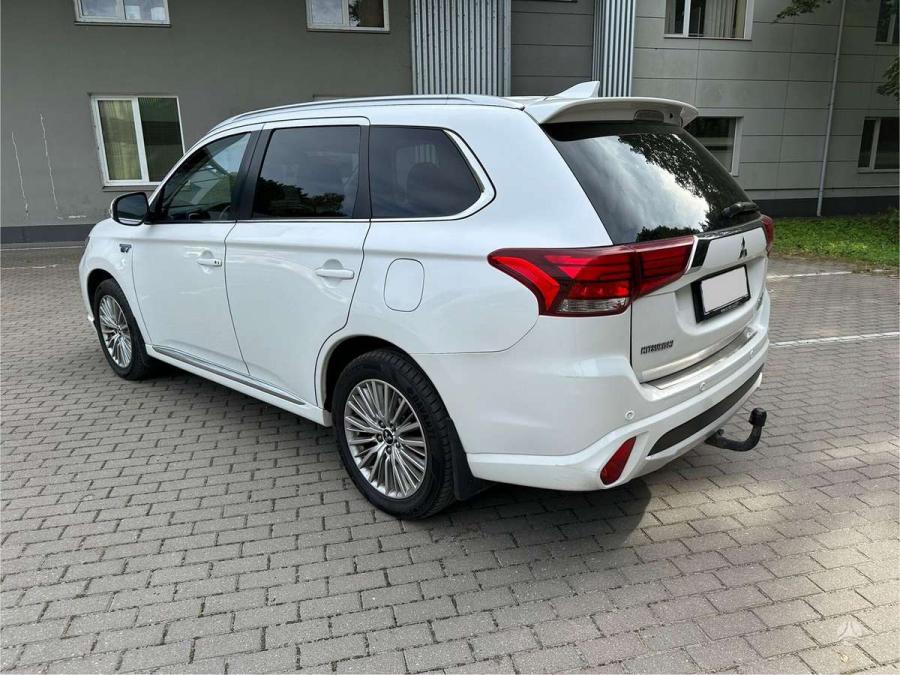 Balts Mitsubishi Outlander 2016 Panevēža, ar dzinēja tilpumu 2.00 L un nobraukumu 218 tūkst. km par 9850 €, foto 4 vietnē AUTOMOTO.COM.LV