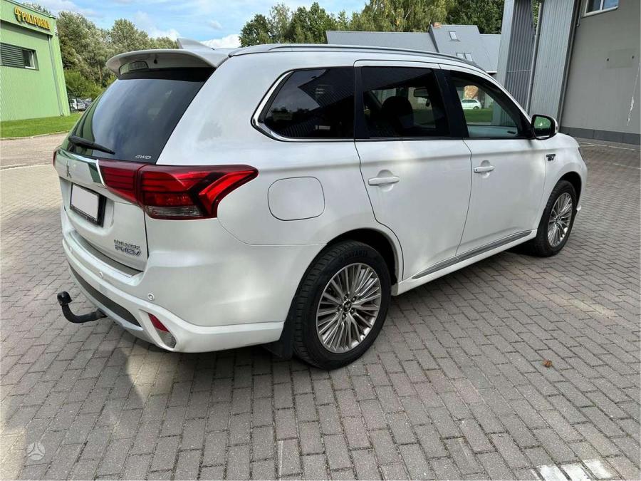 Balts Mitsubishi Outlander 2016 Panevēža, ar dzinēja tilpumu 2.00 L un nobraukumu 218 tūkst. km par 9850 €, foto 6 vietnē AUTOMOTO.COM.LV