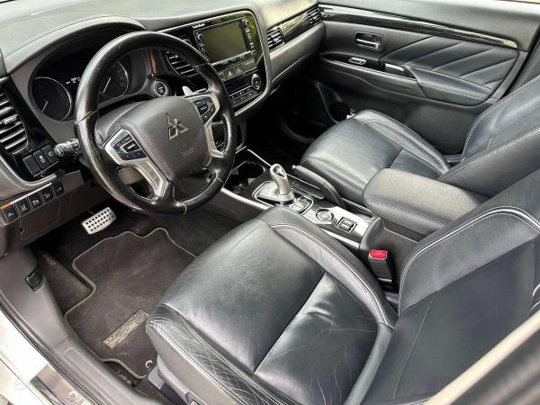 Balts Mitsubishi Outlander 2016 Panevēža, ar dzinēja tilpumu 2.00 L un nobraukumu 218 tūkst. km par 9850 €, foto 8 vietnē AUTOMOTO.COM.LV
