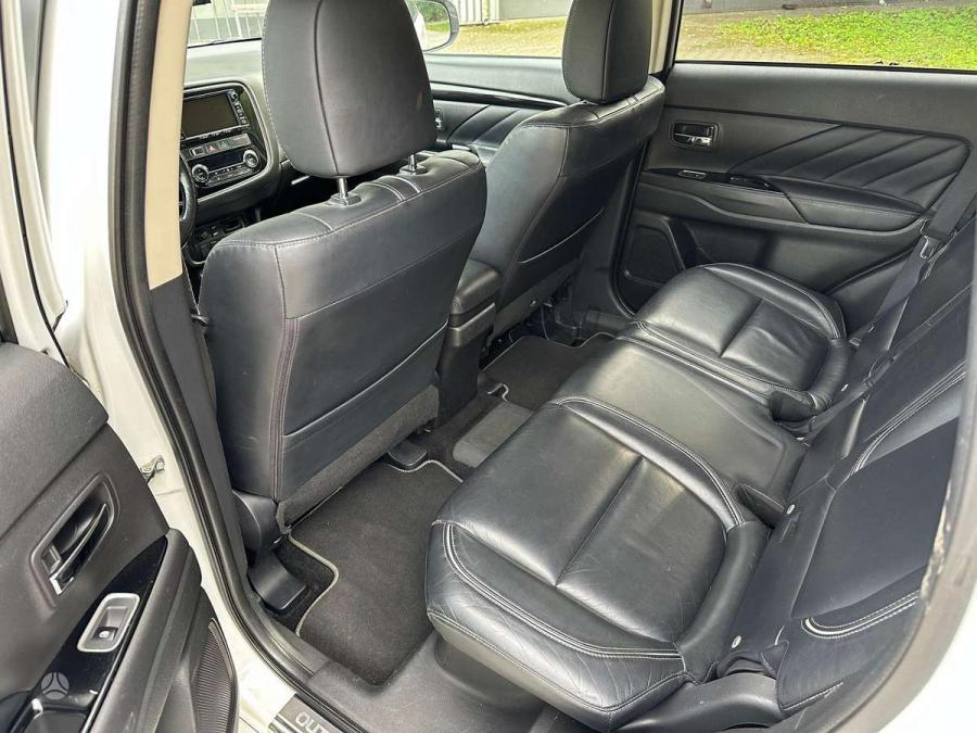Balts Mitsubishi Outlander 2016 Panevēža, ar dzinēja tilpumu 2.00 L un nobraukumu 218 tūkst. km par 9850 €, foto 9 vietnē AUTOMOTO.COM.LV