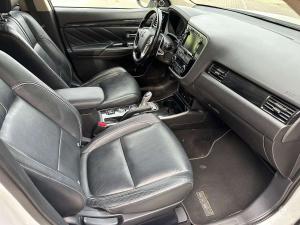 Balts Mitsubishi Outlander 2016 Panevēža, ar dzinēja tilpumu 2.00 L un nobraukumu 218 tūkst. km par 9850 €, foto 11 vietnē AUTOMOTO.COM.LV