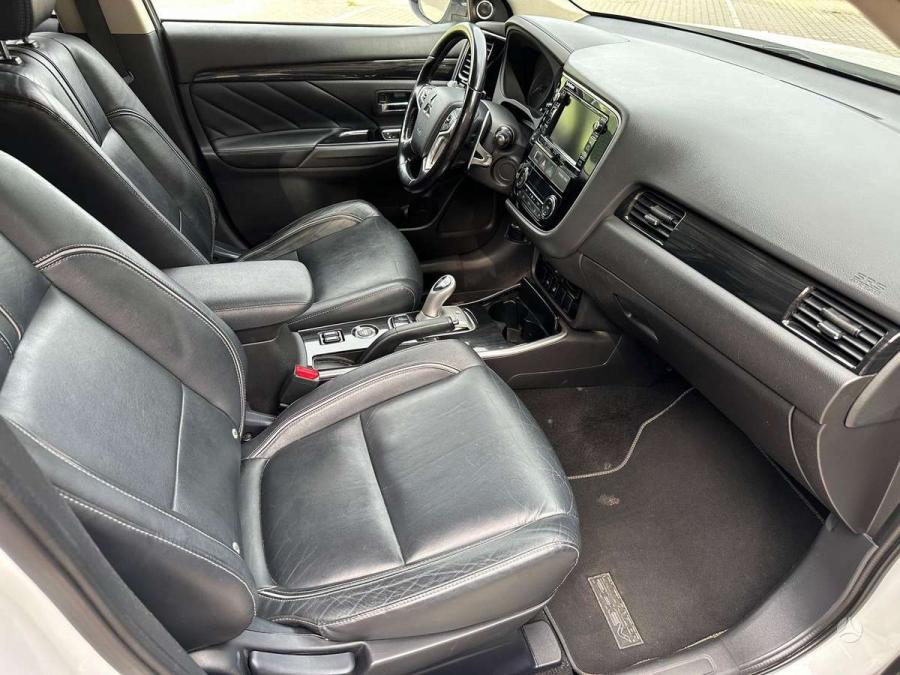 Balts Mitsubishi Outlander 2016 Panevēža, ar dzinēja tilpumu 2.00 L un nobraukumu 218 tūkst. km par 9850 €, foto 11 vietnē AUTOMOTO.COM.LV