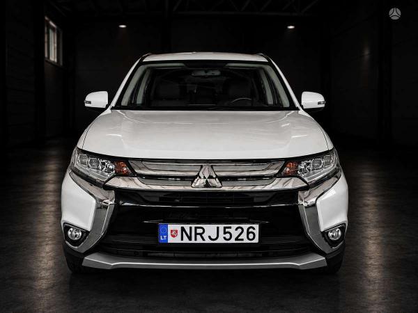 Mitsubishi Outlander 2016 in Klaipeda on AUTOMOTO.COM.LV White Mitsubishi Outlander 2016 in Klaipeda, with an engine capacity of 2.36 L and mileage of 173 thousand km for 9900 €, photo 3 on AUTOMOTO.COM.LV