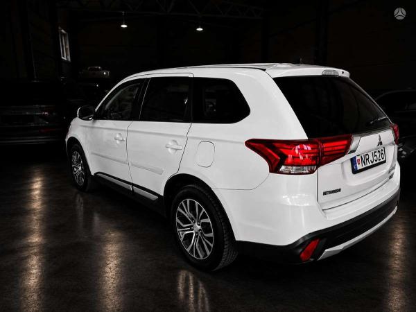 Mitsubishi Outlander 2016 in Klaipeda on AUTOMOTO.COM.LV White Mitsubishi Outlander 2016 in Klaipeda, with an engine capacity of 2.36 L and mileage of 173 thousand km for 9900 €, photo 8 on AUTOMOTO.COM.LV