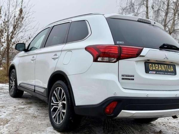 White Mitsubishi Outlander 2017 in Siauliai, with an engine capacity of 2.27 L and mileage of 185 thousand km for 11950 €, photo 7 on AUTOMOTO.COM.LV